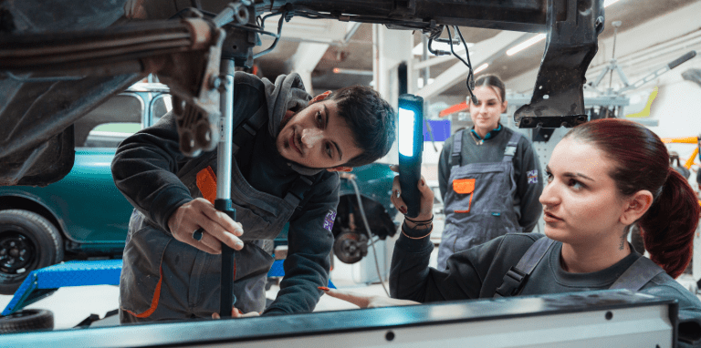 Devenir mécanicien automobile : les étapes pour réussir - Purple Campus